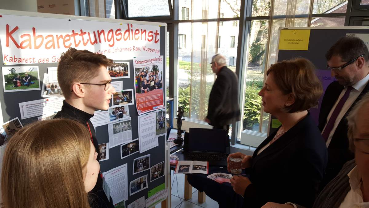Kabarettungsdienst trifft NRW-Schulministerin Gebauer – Ganztags ...